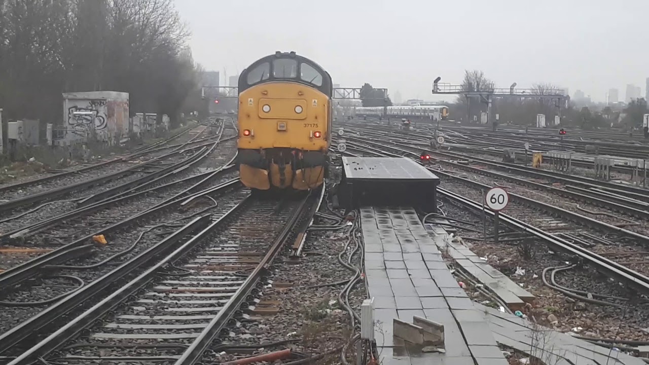 Colas Rail 37175 propells DBSO 9708 out of Clapham Junction 9/3/18 ...