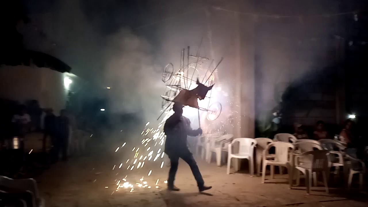 Quema de torito fuego artificial en Humotitla - YouTube