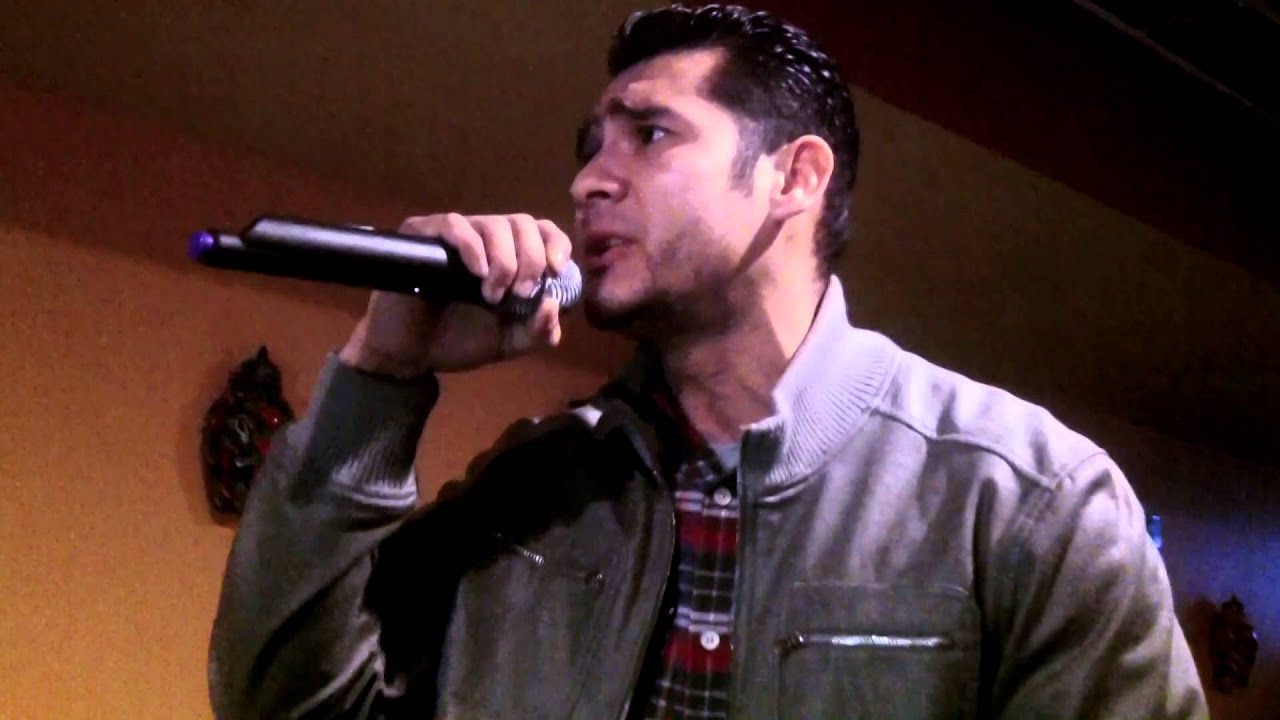 Ricky Lopez cantando le a su mama - YouTube
