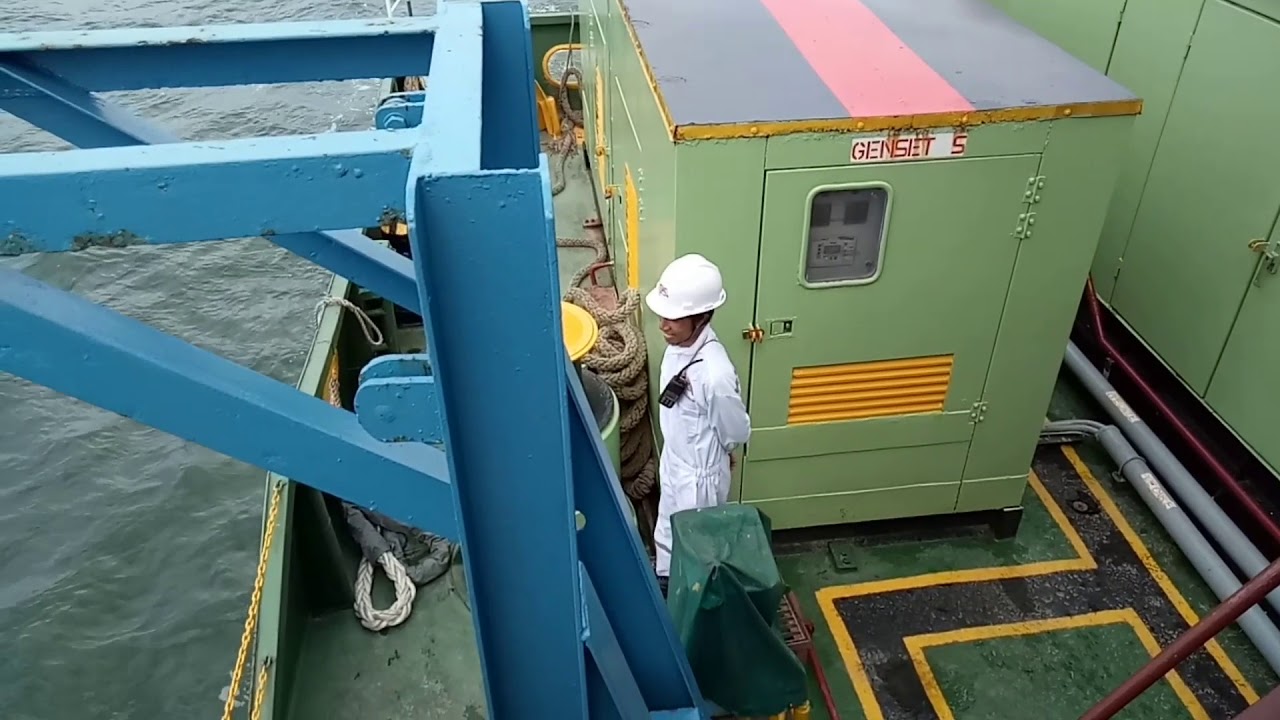 Proses sandar KM.PEKAN BERAU/PT.SPIL LINE di pelabuhan kkt kariangau ...