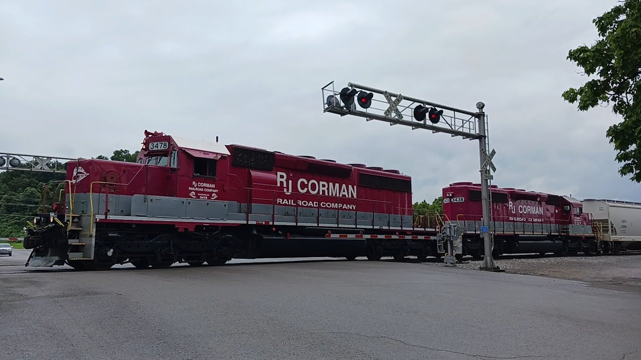 RJ Corman 3478 leads a short train out of the Middlesboro yard!! - YouTube