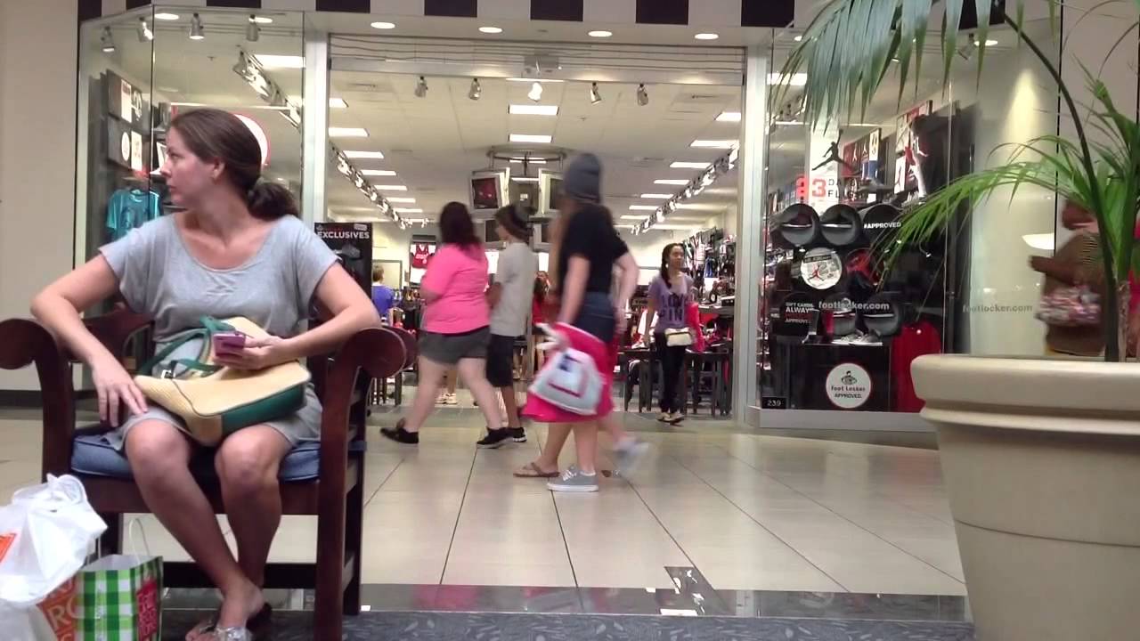 Peeping peeps at the mall - YouTube
