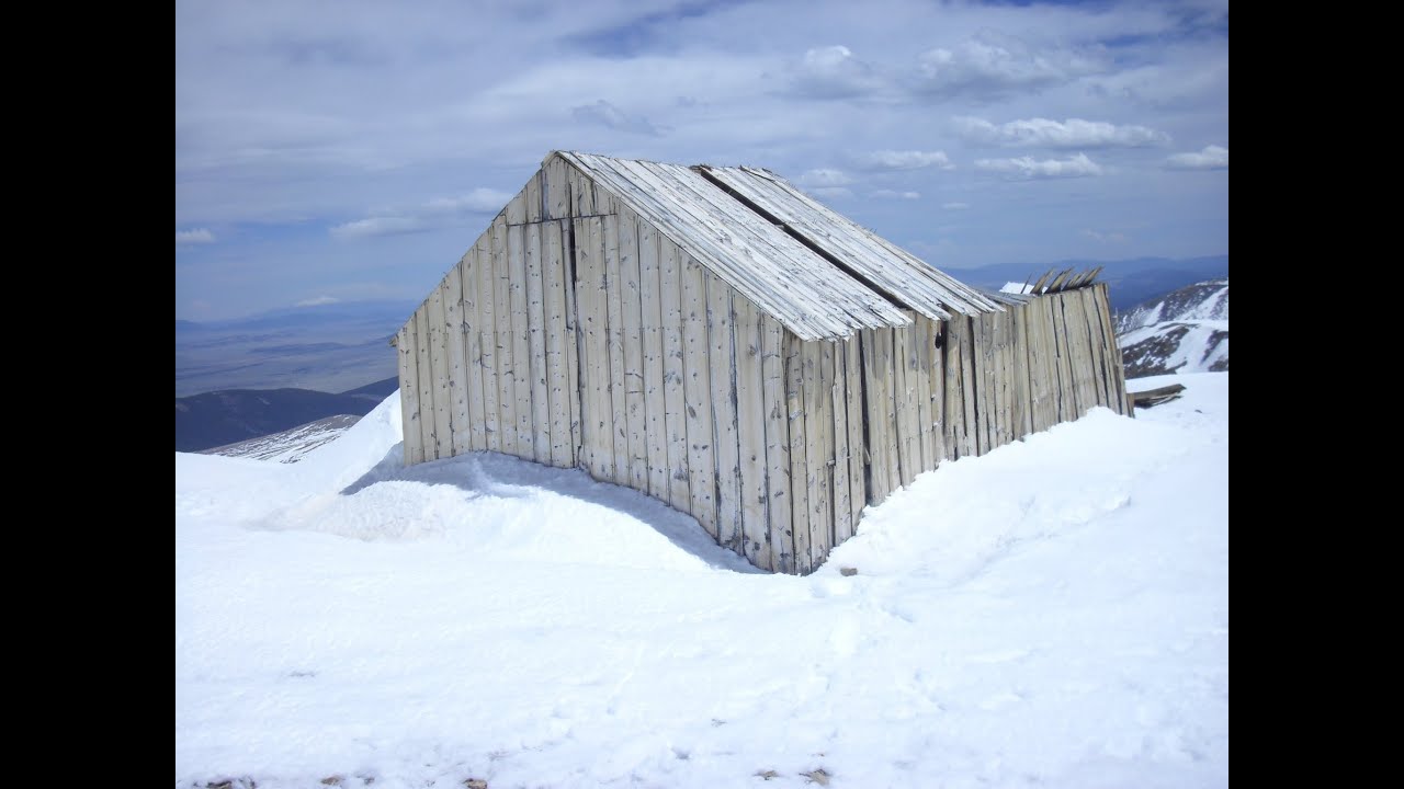Mine shack at 4,221 metres (13,850 feet) on Horseshoe Mountain ...