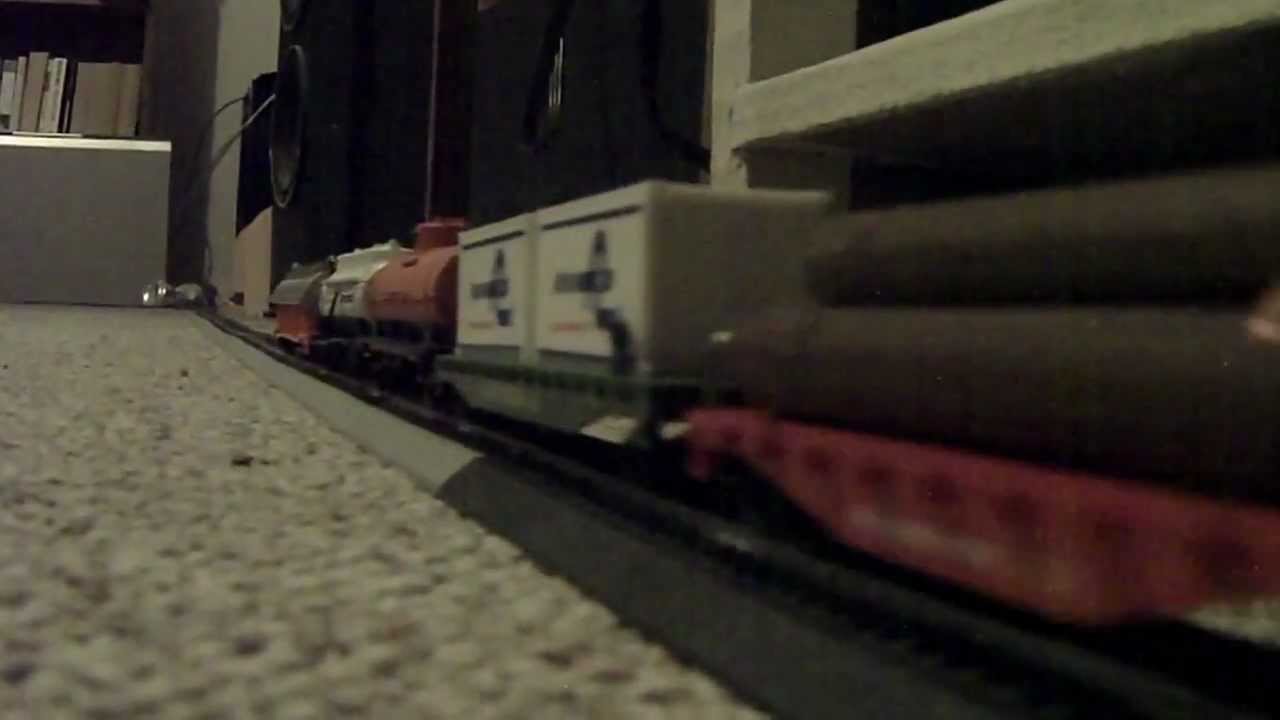 ho scale model train pulling a lot of cars - YouTube