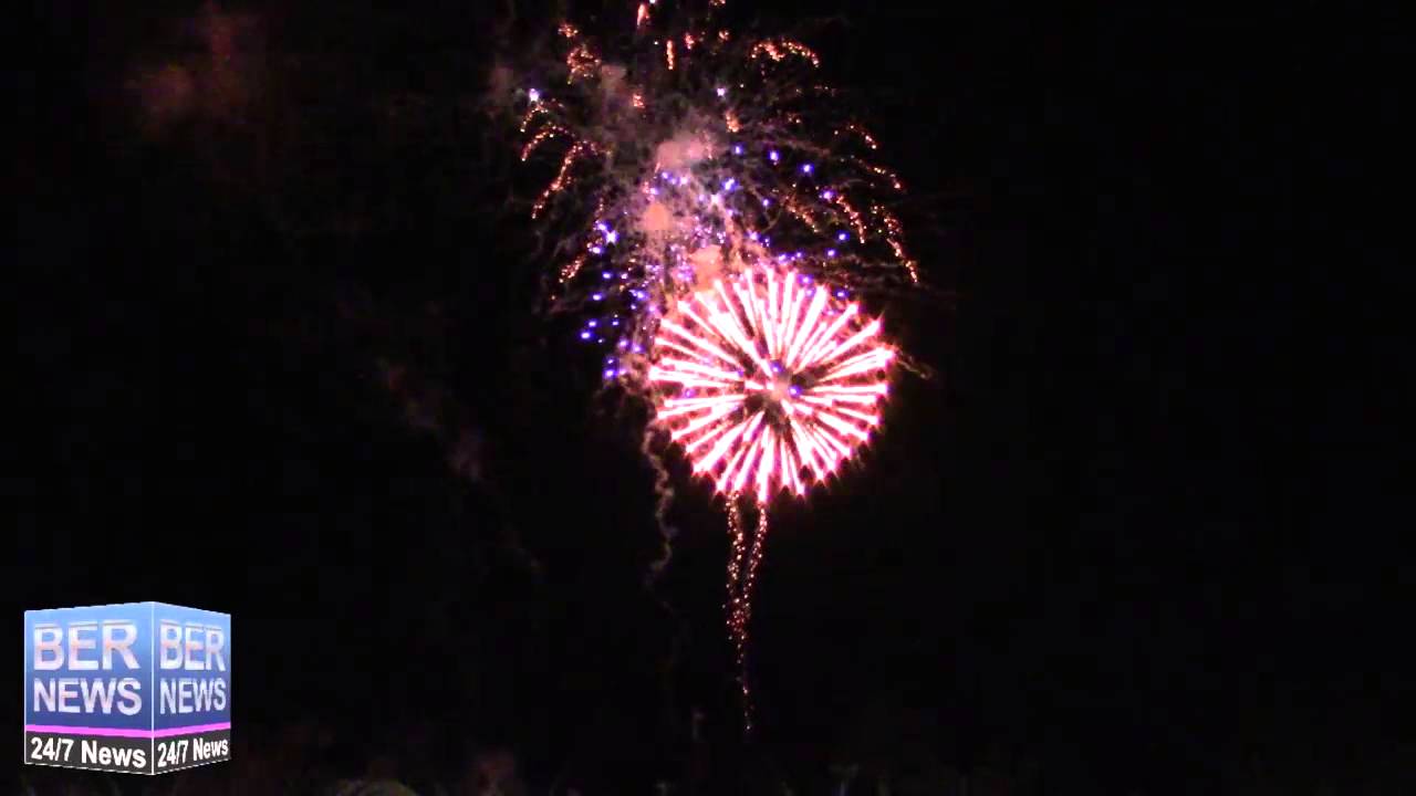 New Years Eve Fireworks In Bermuda, December 31 2015 - YouTube
