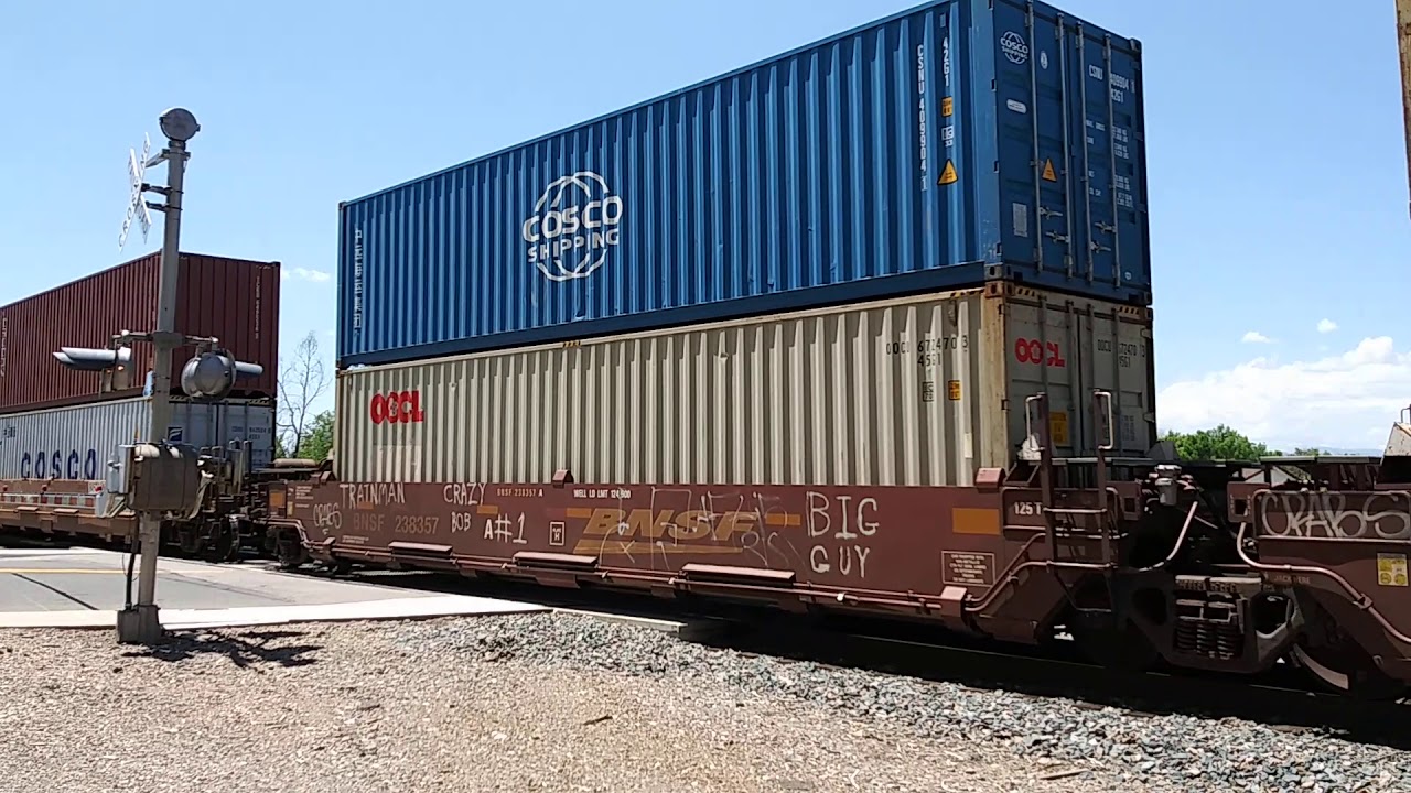 BNSF ES44C4 #8318 & ES44DC #7587 lead the northbound S-OMATAC stack ...