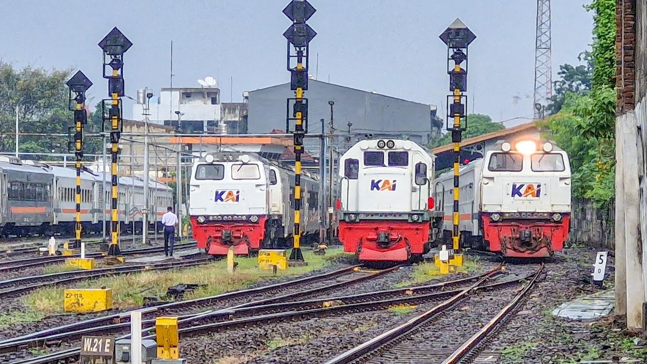 PASUKAN KERETA PAGI PENUHI STASIUN UJUNG KOTA SURABAYA!! Kereta Api Di ...