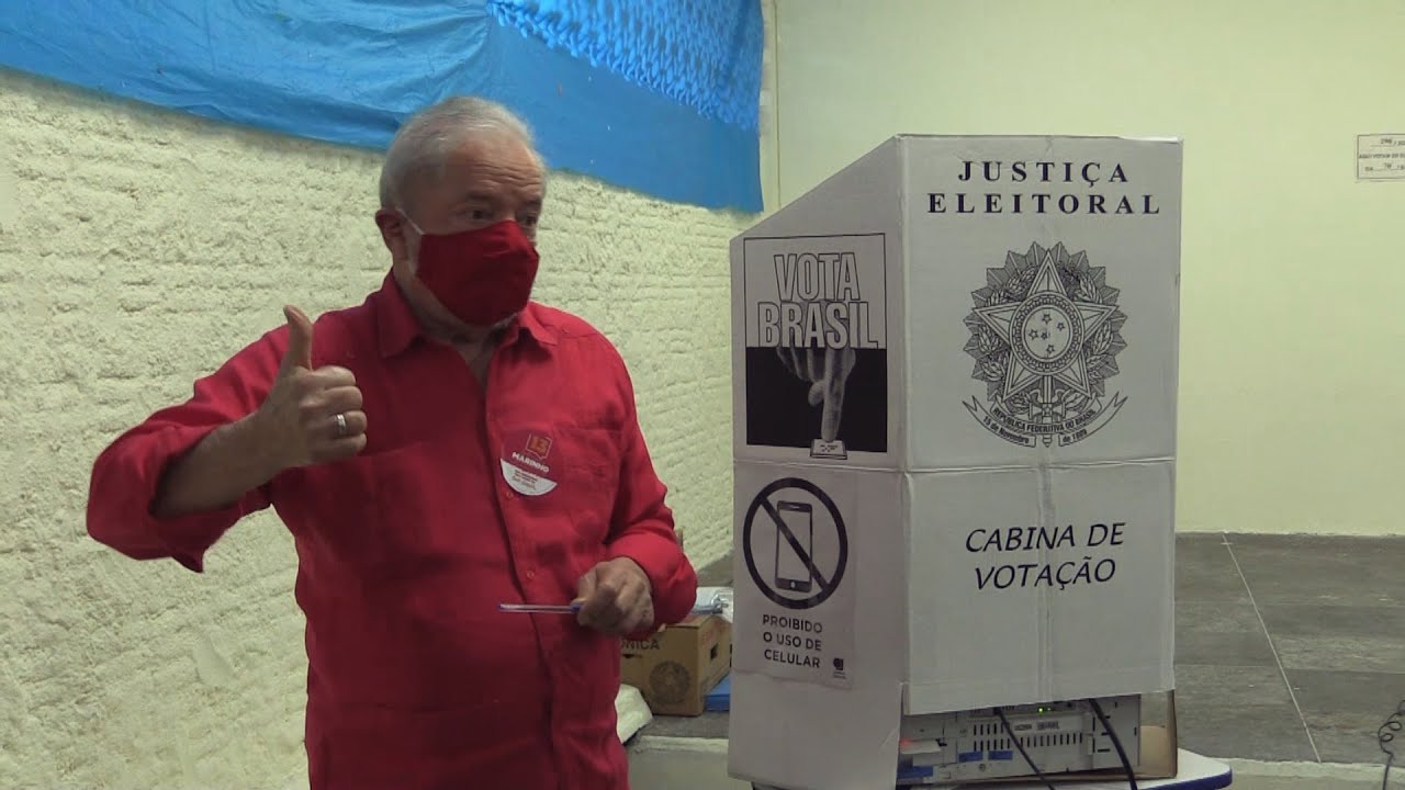Lula vota: "PT sairá fortalecido das eleições municipais" - YouTube