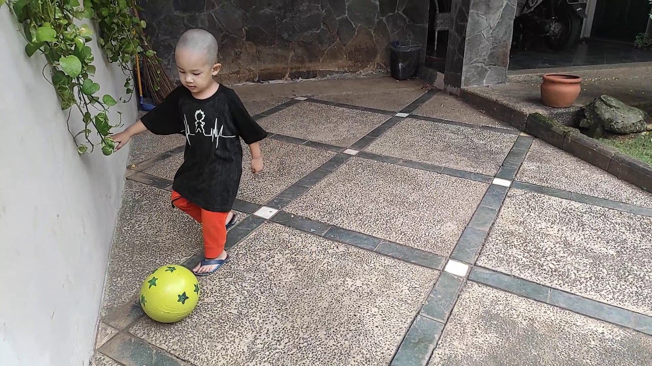 Si Botak Main Bola - YouTube