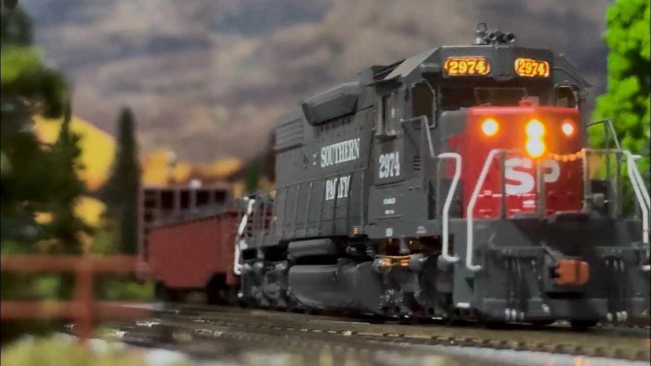 ScaleTrains Coffee Run - SP #2974 Hauling a Load of Big Green Pipes ...