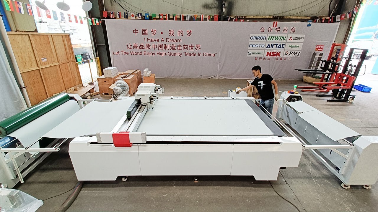 Rool to Rool Digital Oscillating Knife Cutting Machine - YouTube