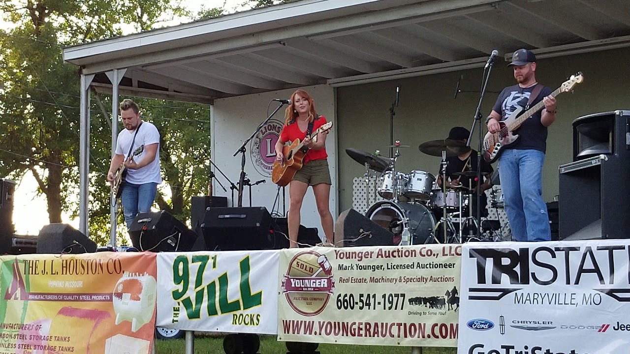 Casi Joy performs "Jolene," by Dolly Parton at the Pickering Horse Show ...