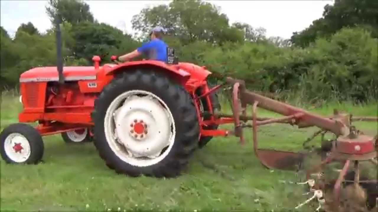 Vintage Nuffield tractor tedding hay - YouTube