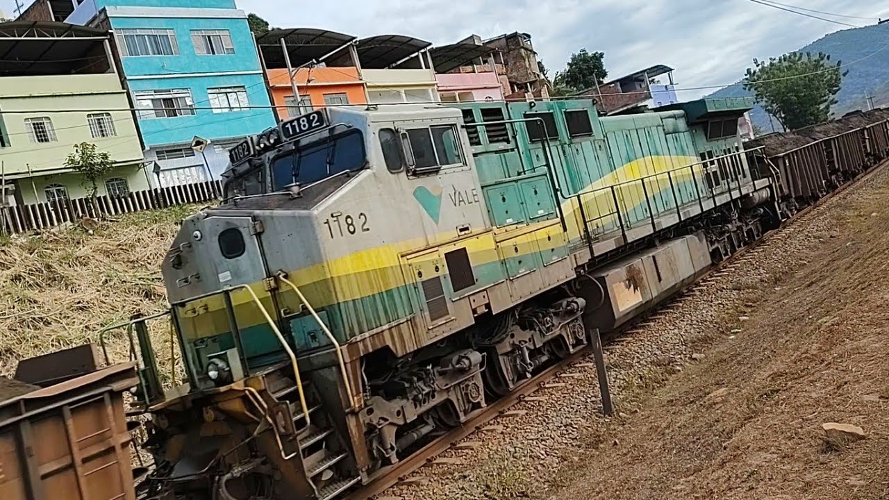 Trem Cargueiro de Minério de Ferro da Vale Descendo Lotado Passando na ...