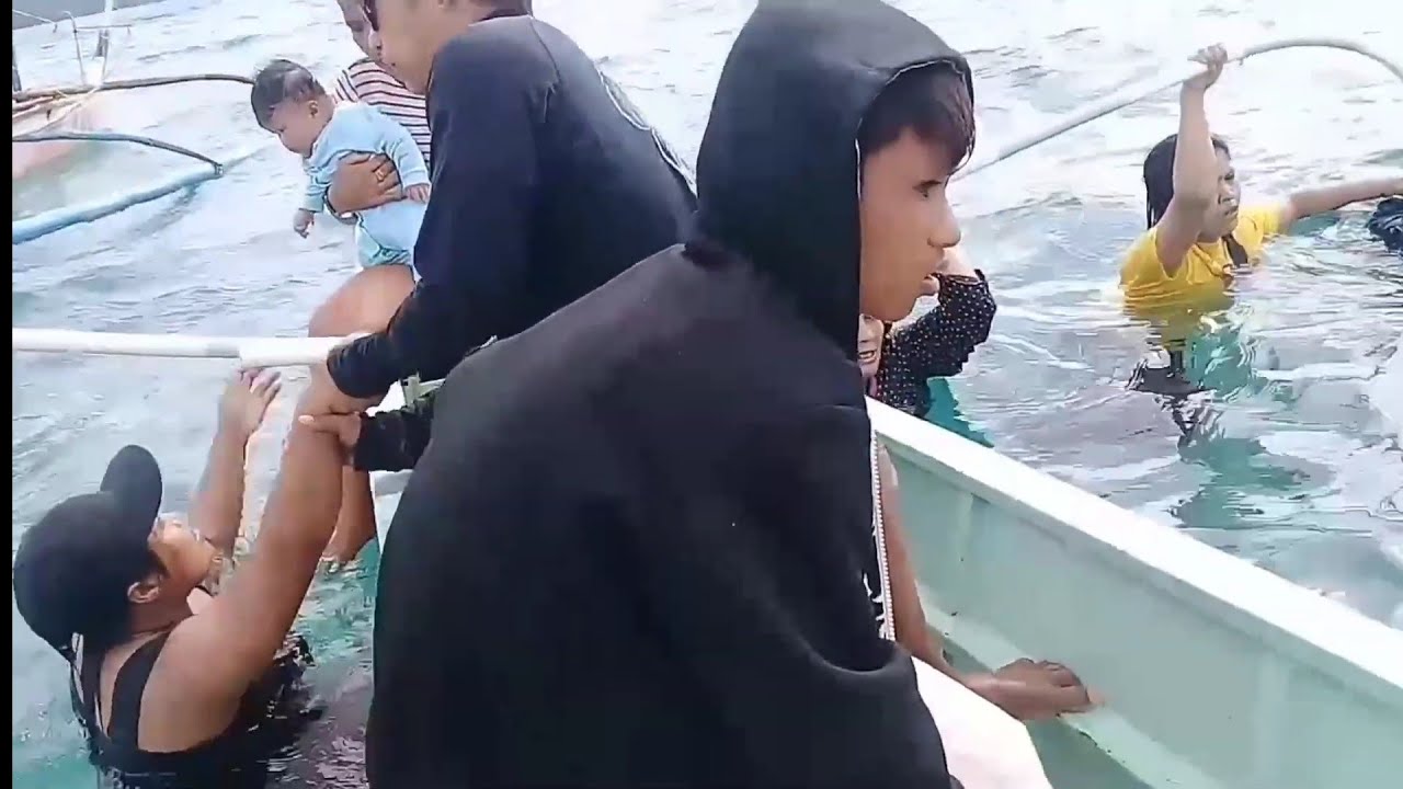 Actual video sa pagsagip sa mga Tao sa lumubog na bangka sa Siargao ...