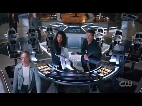 Legends of Tomorrow shipping Avalance for 2 minutes straight (Ava Sharpe and Sara Lance)