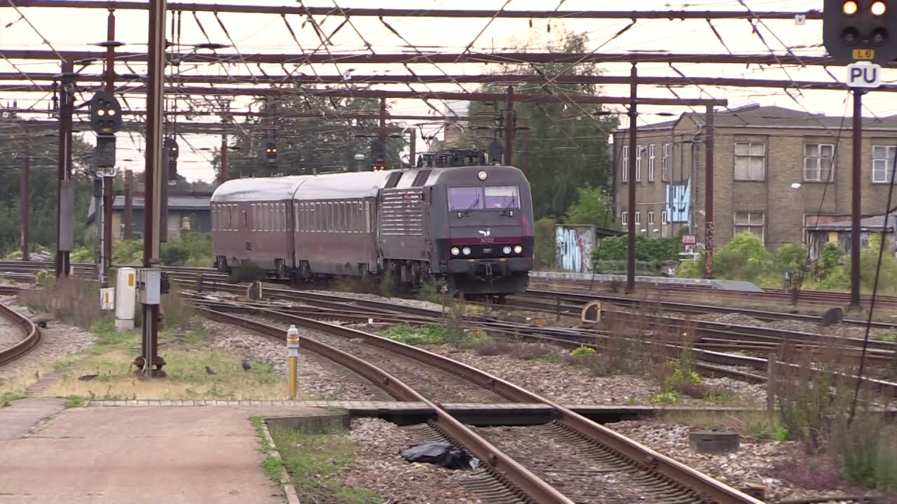 DSB EA 3022 med dronningens togvogn - YouTube