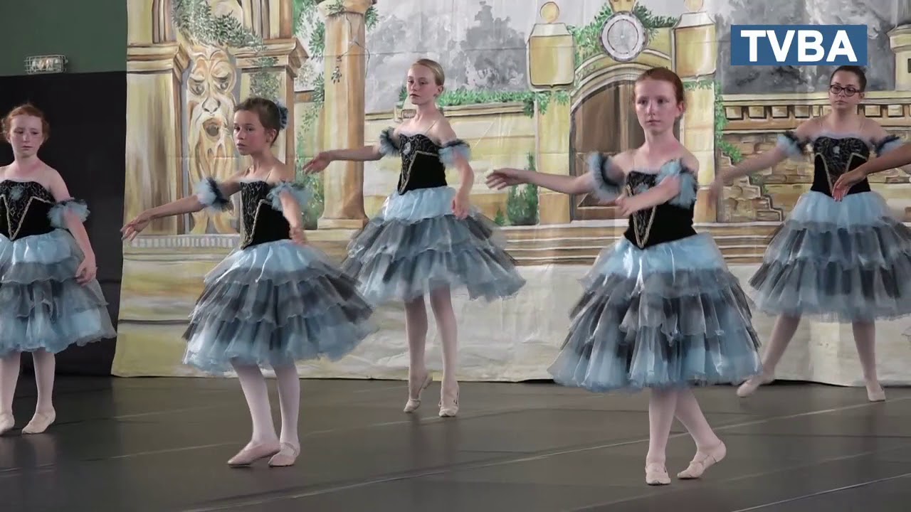 Les petits rats de l'opéra répètent avant la grande première - YouTube