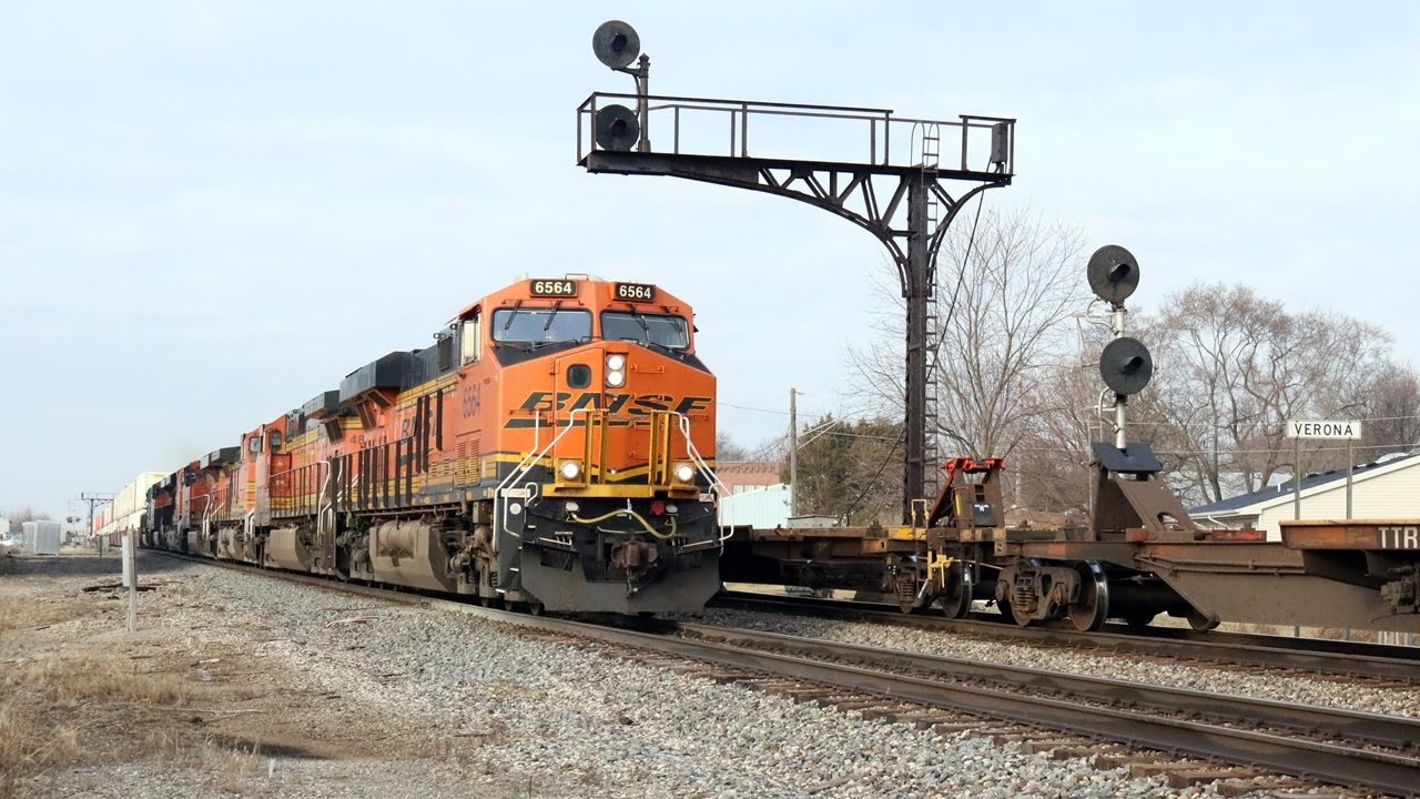 BNSF 5760 meets BNSF 6564 Verona Illinois 2/20/17 - YouTube