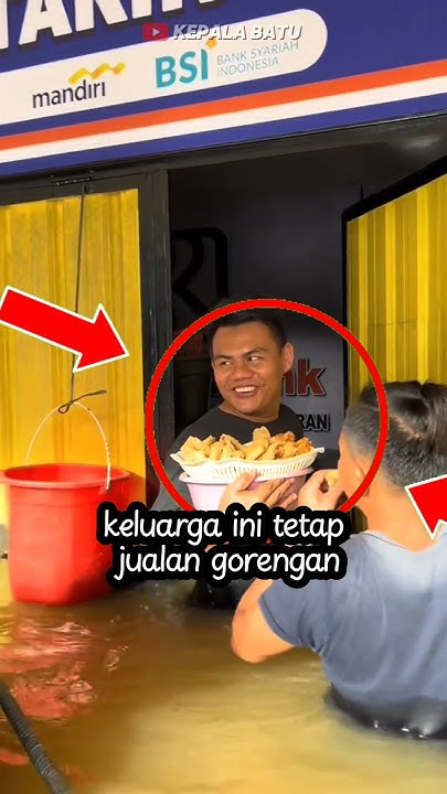 VIRAL Meskipun Banjir Melanda, Bapak Ini Tetap Jualan Gorengan Dan Laris Diserbu Pembeli 😎🤌 ...