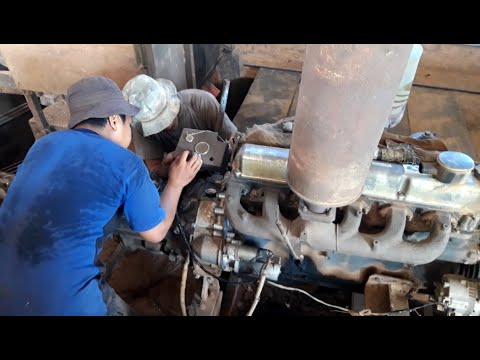 Mesin Truck MITSUBISHI FUSO penggerak gergaji pita di penggergajian kayu trembesi