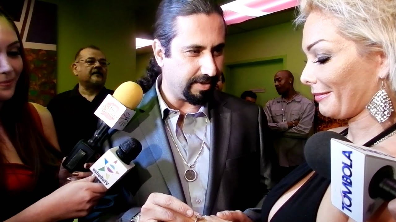 MARISELA EN PLENA ENTREVISTA Y ANTES DE SUBIR AL ESCENARIO RECIBE ...