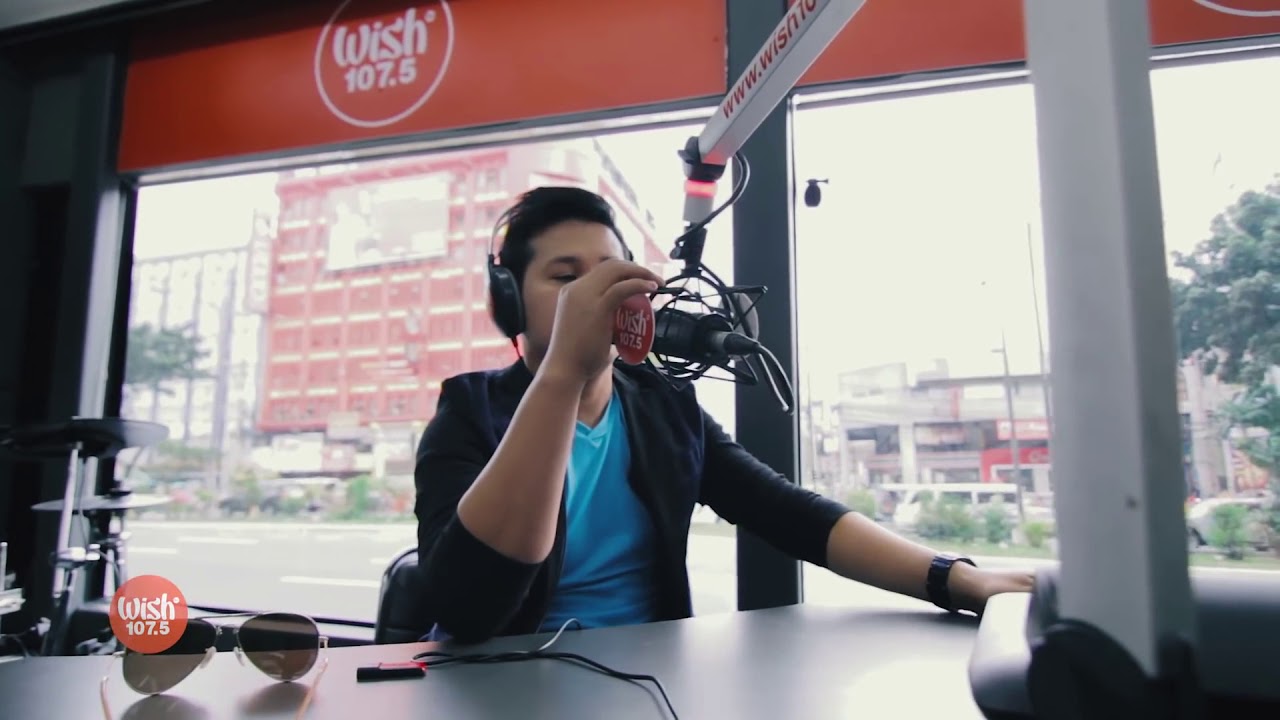 The man with amazing voice - YouTube