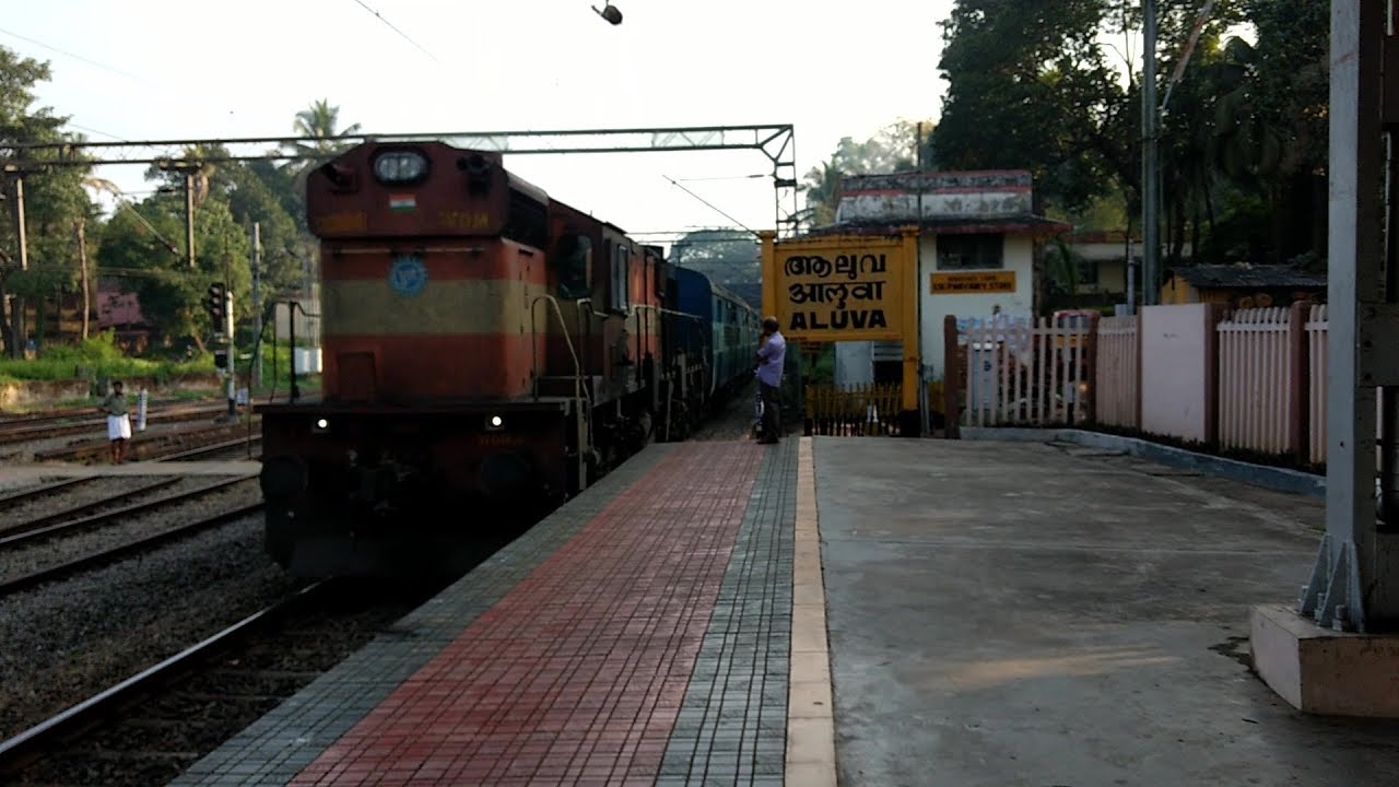 PUNE WDM3D Poorna Express arrives Aluva - YouTube