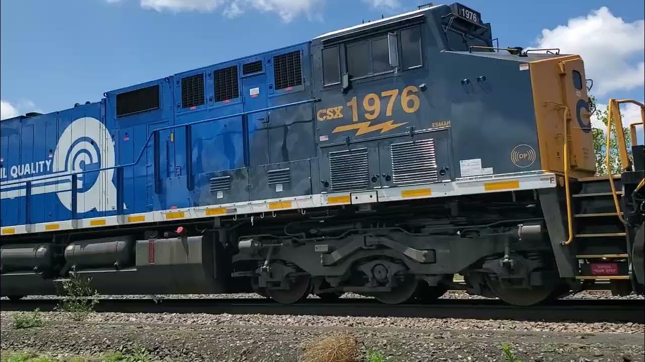 CSX and NS Hornshow battle with CSX 1976 Conrail heritage unit. GREAT horn battle. Who won ...