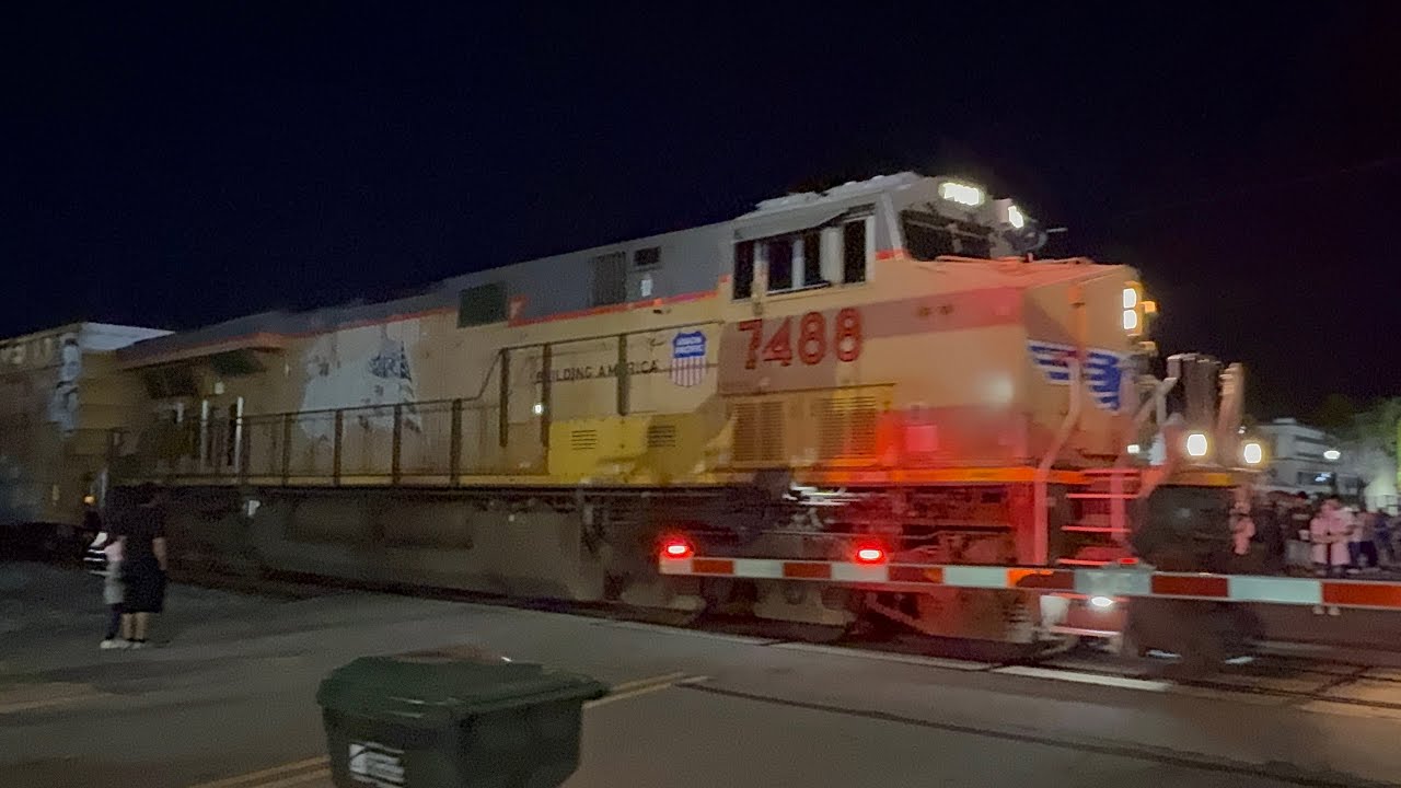 Railroad crossing - UP 7488 leads northbound In Conway, AR - YouTube