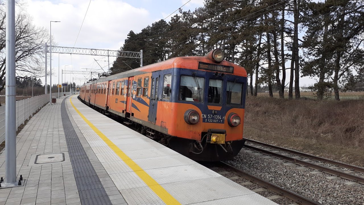 EN57-1314 jako REGIO z Dęblina do Lublina Głównego, odjeżdża z p.o. Stasin Polny 10.03.2021 ...