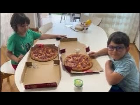 Fatih Selim ve Yusuf’un pizza partisi.Karneleri alan çocuklar kutlama yapıyor