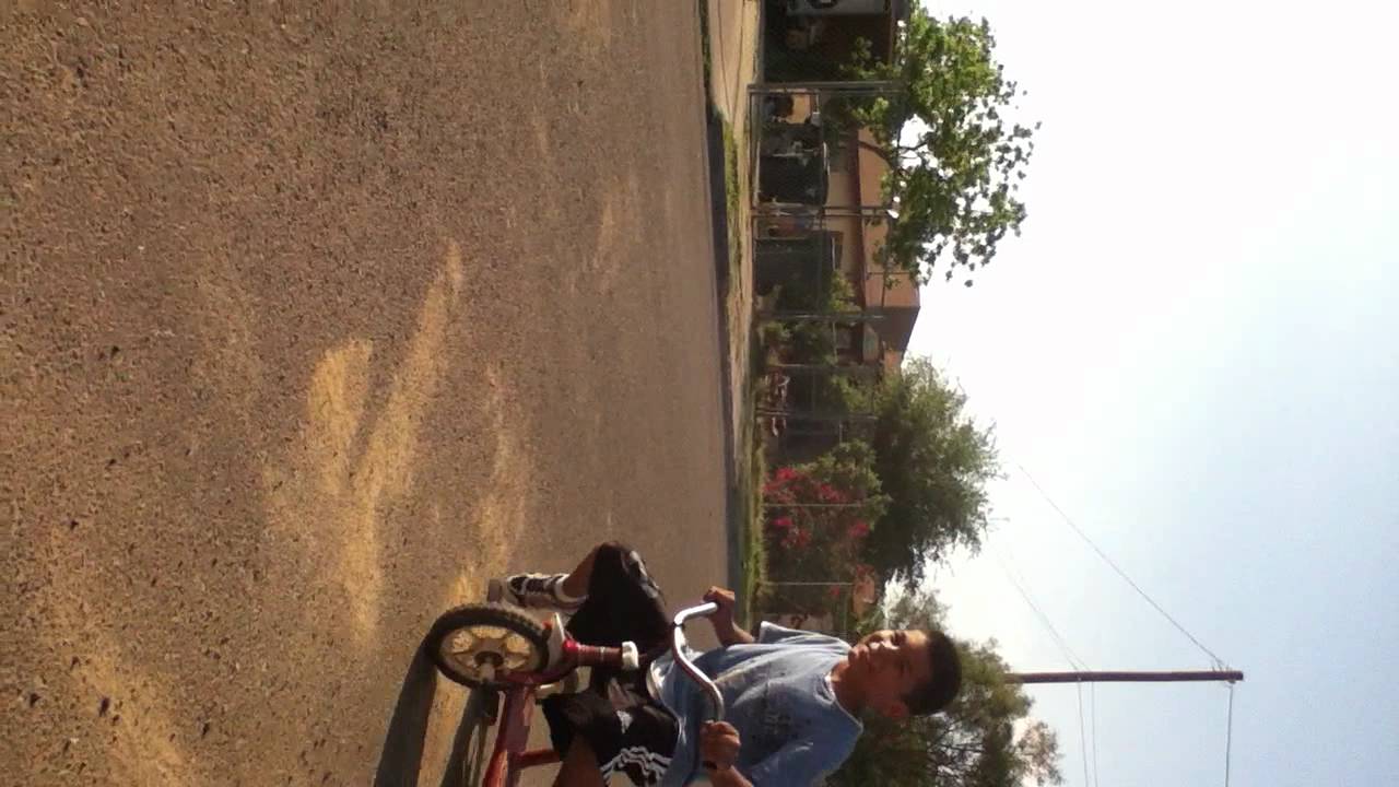 Midgets Running - YouTube