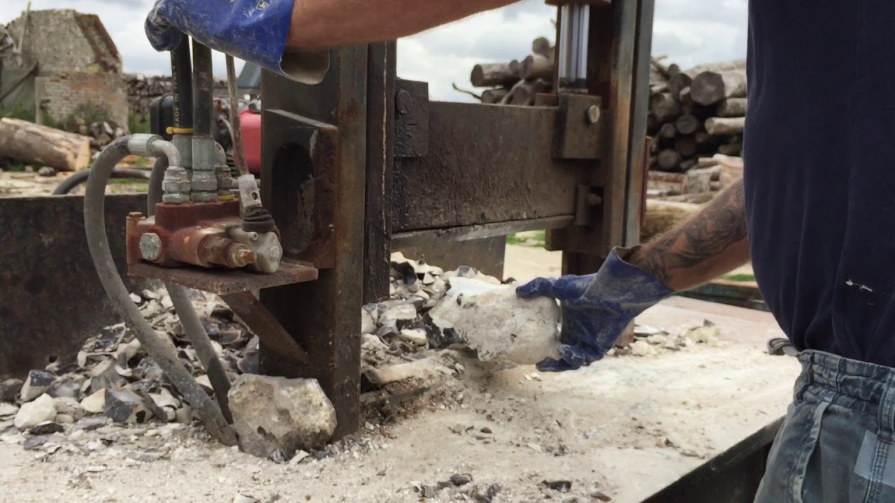 Knapping chalk flint - YouTube