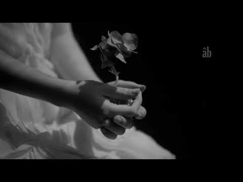 güller çok yalnız Allahım bir kadının ellerinde...