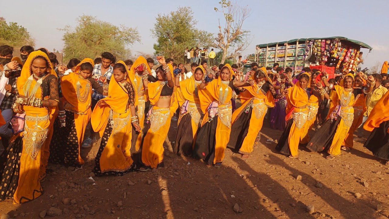 मेंहदी मेकी लेजी सादी देखने जासु ।। menhdi meki leji sadi dekhne jasu ...