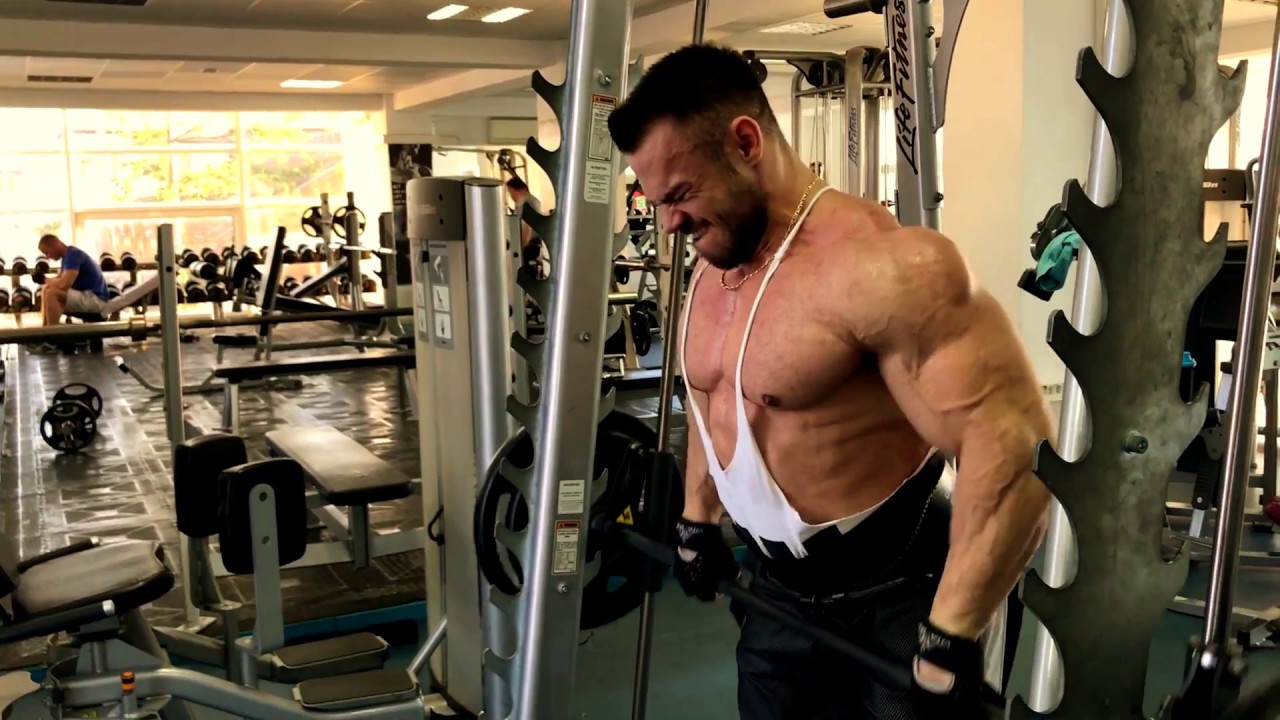 Marius Chera warm up bend over rows on smith machine - YouTube