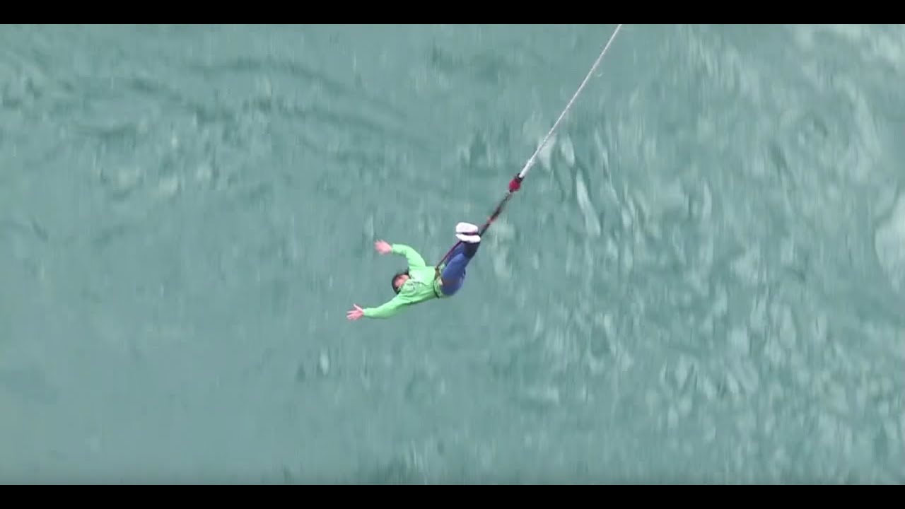 me struggling to bungy jump for too damn long lmao - YouTube