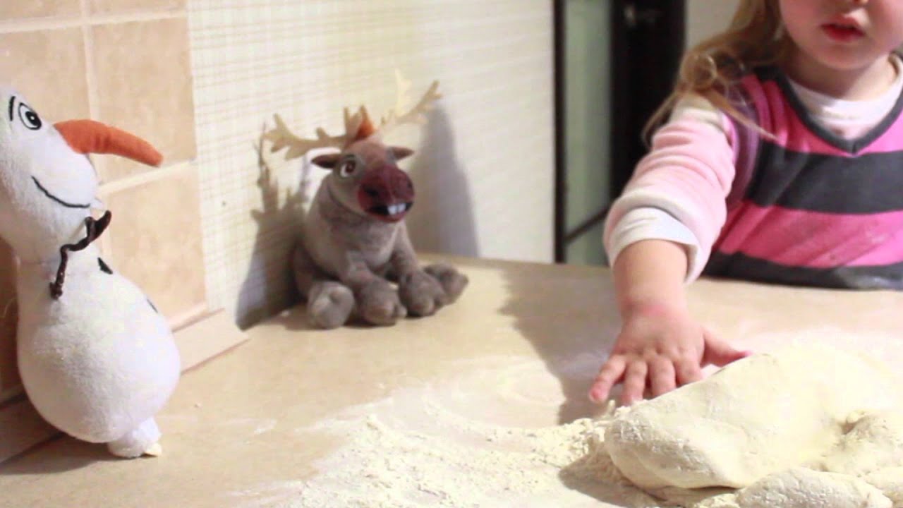 Ева, Олаф и Свен лепят из теста - Мультик Холодное сердце - Видео для ...