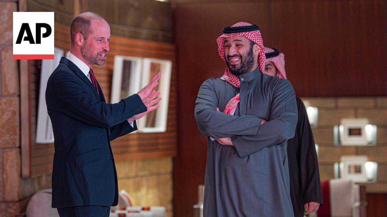 UK's Prince William meets Saudi Crown Prince Mohammed bin Salman - YouTube