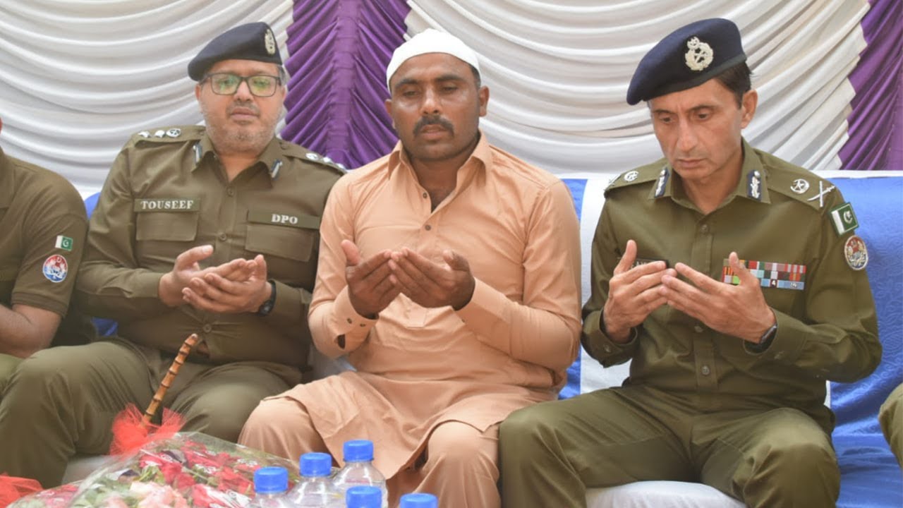 IG Punjab arrives at the house of Shaheed Sub-Inspector Sarwar Akram in ...