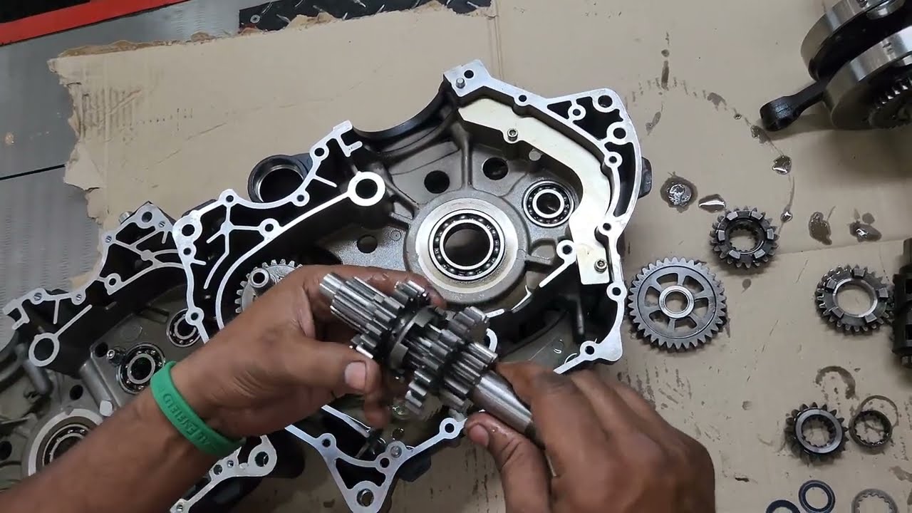Royal Enfield hunter 350 engine fitting video full detail || monu sagar || 💯 free. - YouTube
