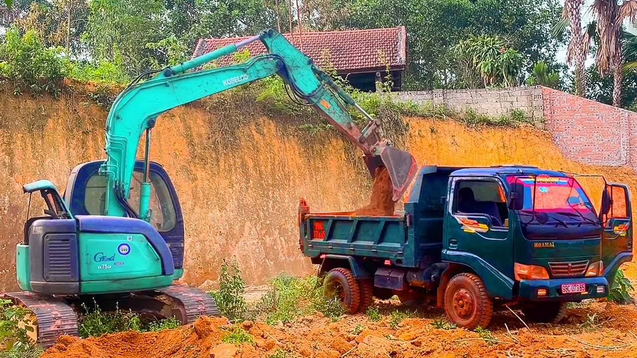 Mini Excavator Kobelco Loading Caterpillar Dumpers - Amazing Excavators ...