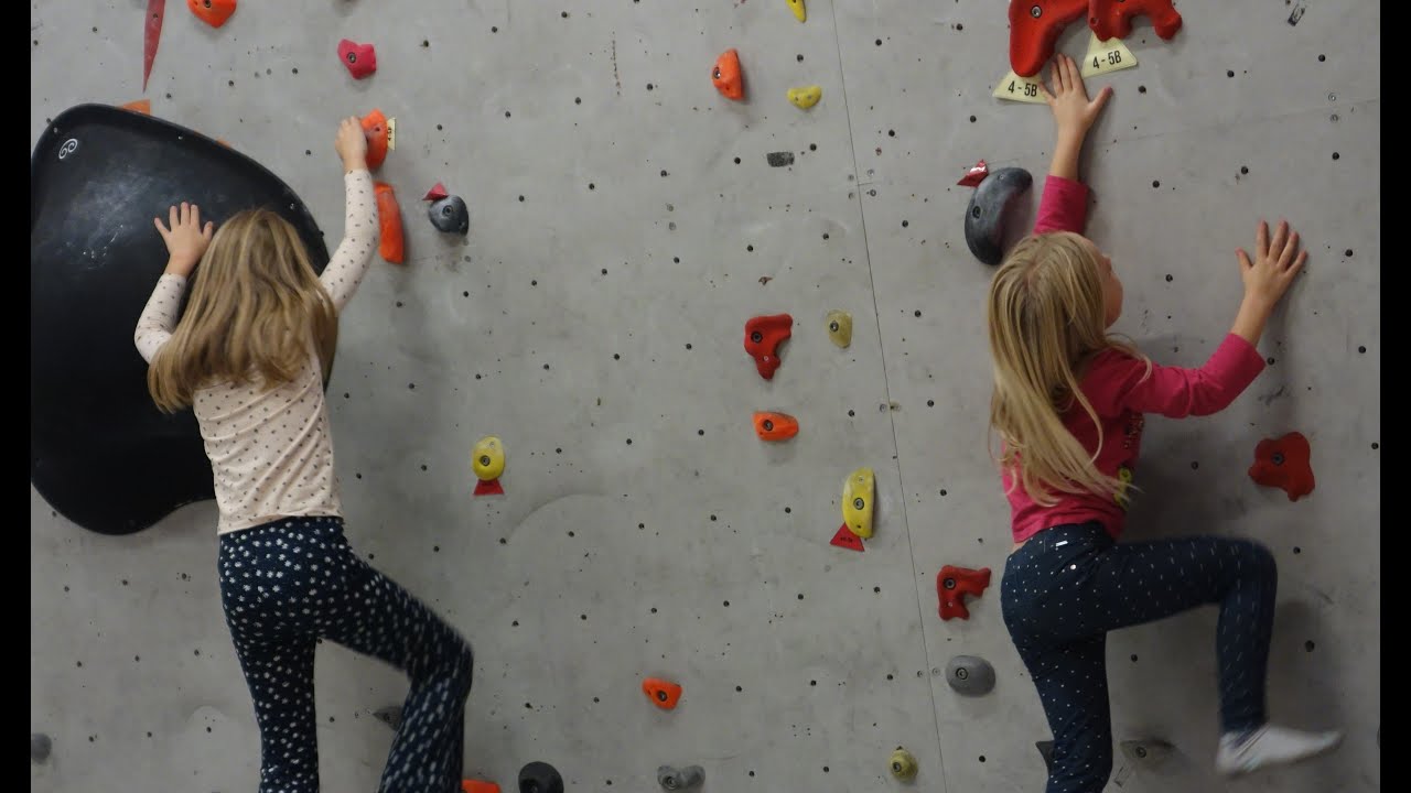 Anna et Jeanne, Escalade et Athlétisme, Centre Sportif de Blocry, à LLN ...
