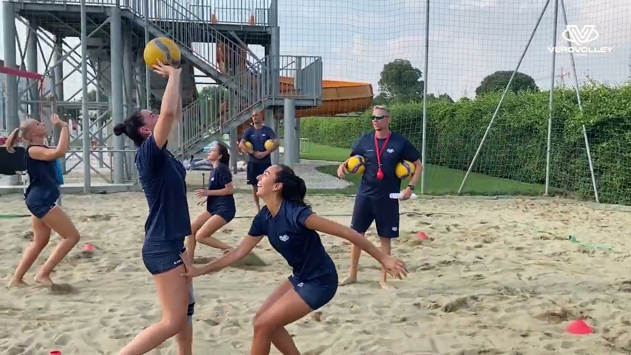 🙋🏼 INTO THE COURT | Training with the girls - YouTube