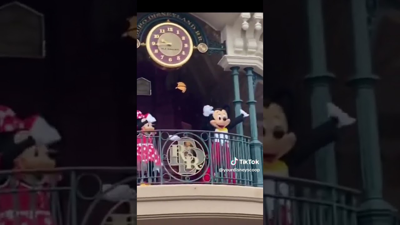 Video - Minnie Mouse's Wardrobe Malfunction at Disneyland Paris (HD ...