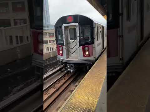 R188 (7) Train approaching Queensboro Plaza. - YouTube