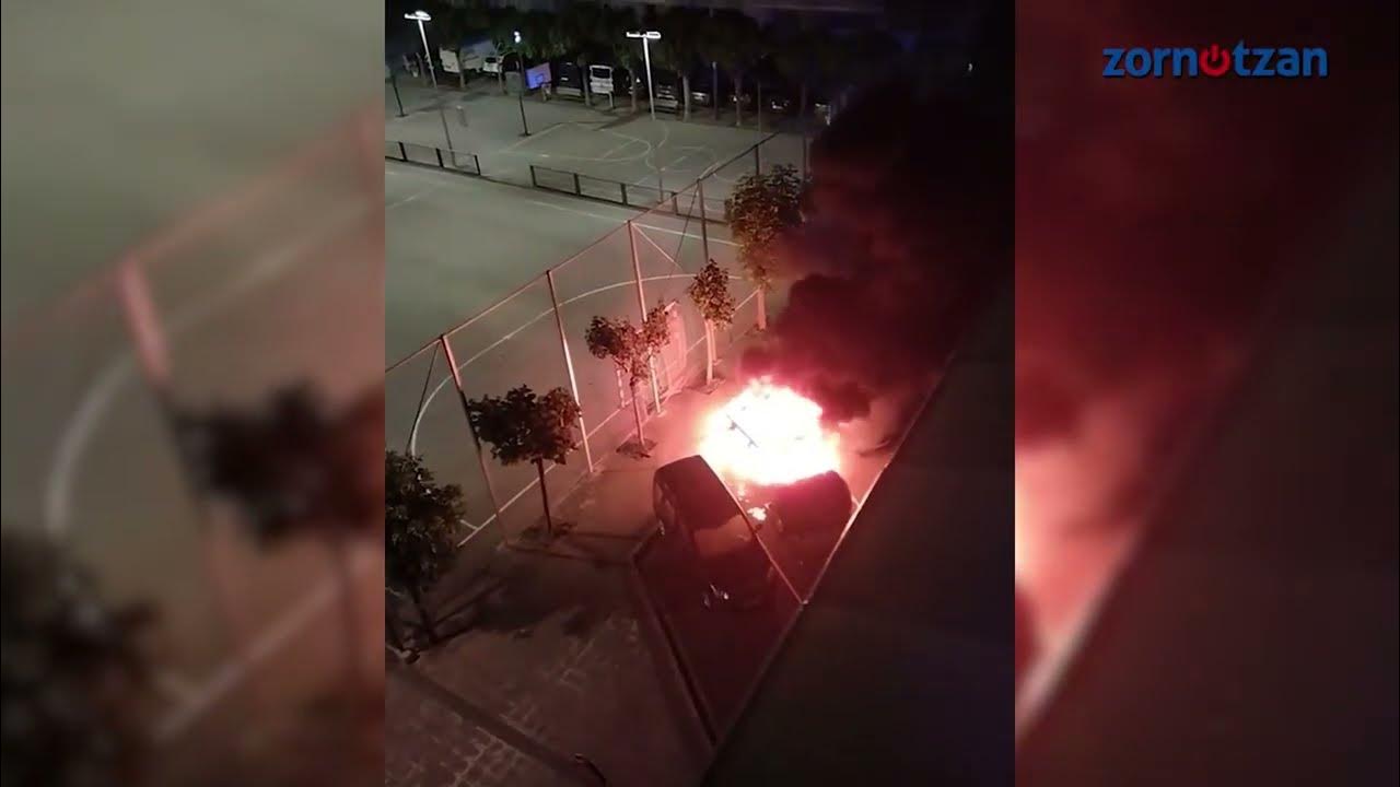 Un incendio calcina varios vehículos en Amorebieta - YouTube