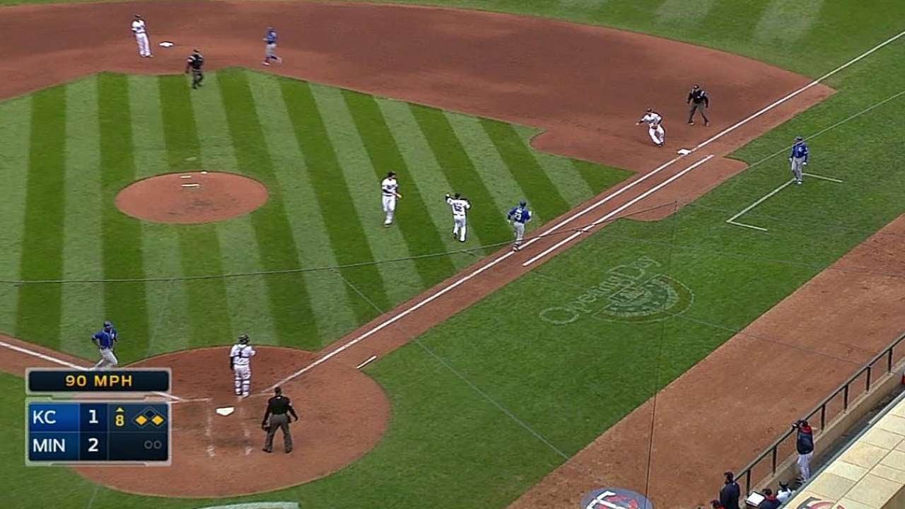 KC@MIN: Aoki's sacrifice bunt ties the game late - YouTube