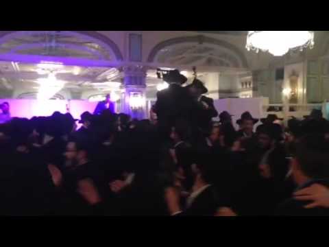 Chabad chassidim Jewish wedding dancing - YouTube